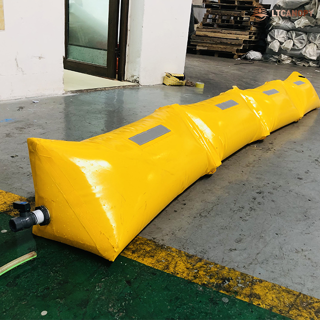 Flood Prevention Tube Water Filled Flood Control Barrier Inflatable ...